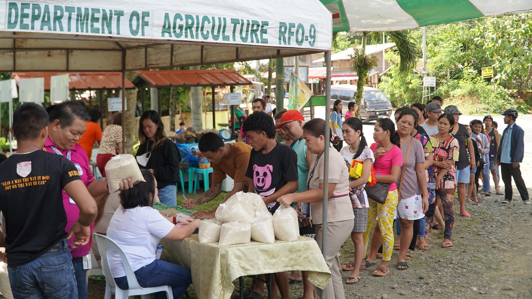 20-ka adlawng 'Kadiwa ng Pangulo Para sa mga Manggagawa' ipahigayon ... 20-ka adlawng 'Kadiwa ng Pangulo Para sa mga Manggagawa' ipahigayon ...