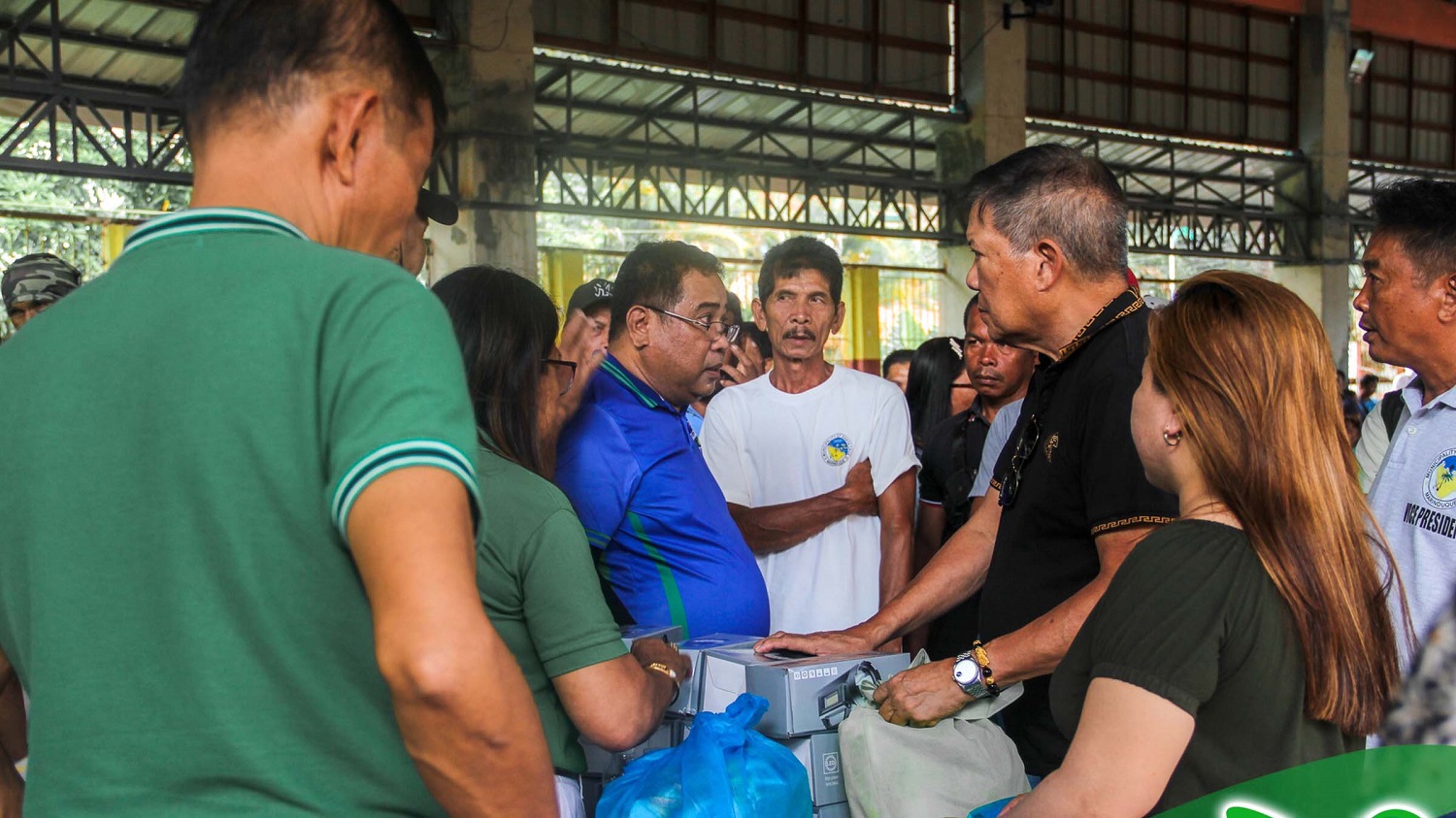 Mga barangay tanod sa Marinduque tumanggap ng food packs, flashlights ... Mga barangay tanod sa Marinduque tumanggap ng food packs, flashlights ...
